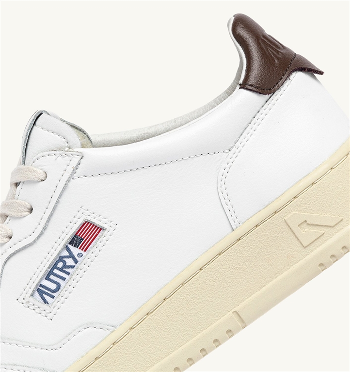 SNEAKERS MEDALIST LOW IN PELLE BIANCA E MARRONE Autry - Scarpe - Sneakers