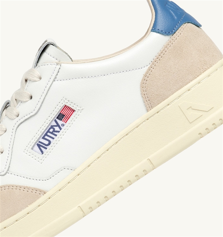 SNEAKERS MEDALIST LOW IN SUEDE E PELLE BIANCA E AZZURRA Autry - Scarpe ...